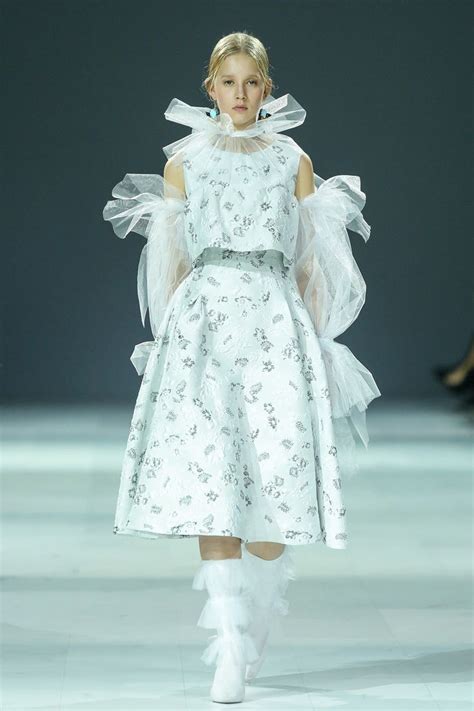 Pin On 패션 디자인 스튜디오 2 Runway Fashion Fashion Outfits Colorful Fashion