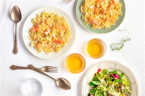 파스타와 와인 훈제 연어와 크림 소스가 있는 Farfalle 메 클 룬 샐러드 잎으로 꼭대기에서 촬영 고급 요리에 대한 스톡 사진 및 기타 이미지 Istock