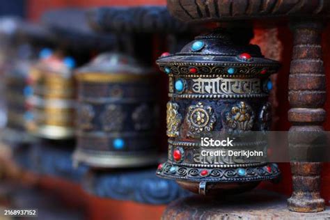 네팔의 기도 바퀴 정교하게 디자인되고 헌신적으로 회전하는 전통적인 티베트 불교 기도 바퀴는 네팔의 영적 수행과 문화 유산을