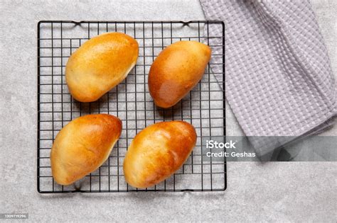 회색 배경에 냉각 랙에 파이 양배추로 채워진 오븐 구운 패티 전통적인 러시아 페이스트리 피로슈키 맛있는 페이스트리 세이보리 파이에 대한 스톡 사진 및 기타 이미지 Istock