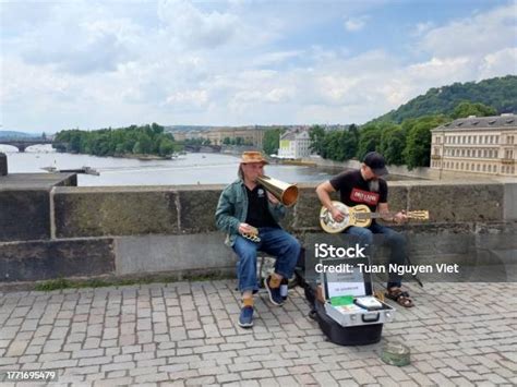 체코 프라하의 카를교에서 기타와 트럼펫을 연주하는 음악 밴드 2명에 대한 스톡 사진 및 기타 이미지 2명 Performance Group 가구 Istock