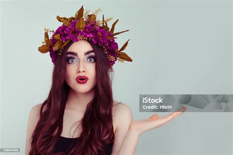 여자 착용 꽃 머리 띠 부르고뉴 레드 데이지 꽃 머리를 가리키는 표시에 오픈 공간을 복사 하려면 팜 꽃 왕관에 대한 스톡 사진 및 기타 이미지 Istock