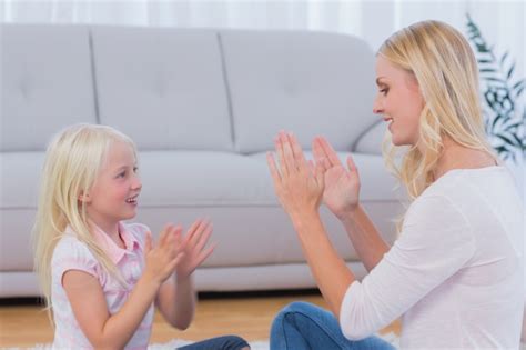 Madre E Hija Jugando Juntos Foto Premium