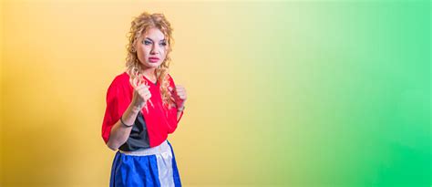 운동복을 입은 어린 소녀 파이터의 클로즈업 샷은 손을 높이 들고 권투 선수처럼 서 있습니다 금발 머리에 대한 스톡 사진 및 기타 이미지 Istock