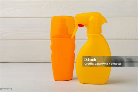 흰색 바탕에 자외선 차단제 Spf 자외선 차단제의 플라스틱 병 자외선 차단제 선택 여름 여행 해변 플랫 레이 구성 배너 여름