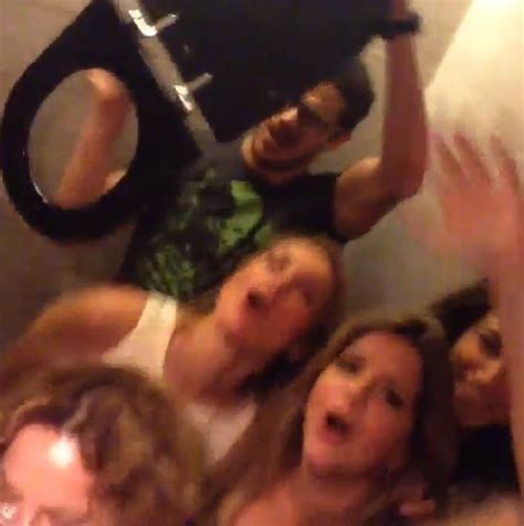 Ego Fl Via Alessandra Divulga V Deo Com Elenco De Programa No Banheiro Not Cias De Famosos