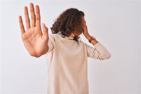 고립된 흰색 배경 위에 서서 손으로 눈을 가리고 슬프고 두려움표현으로 제스처를 멈추고 있는 젊은 브라질 여성 부끄럽고 부정적인 개념 가리기에 대한 스톡 사진 및 기타 이미지