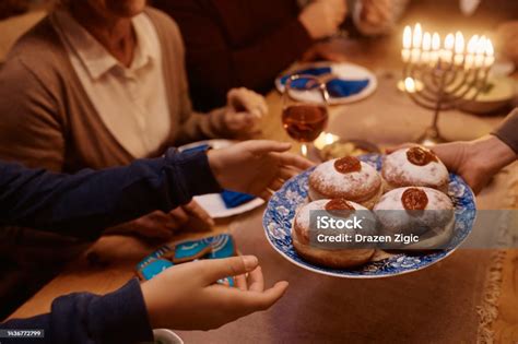하누카에서 가족 식사 중에 전통적인 잼으로 채워진 도넛을 전달하는 유대인 어머니와 딸의 클로즈업 3 명에 대한 스톡 사진 및 기타 이미지 Istock