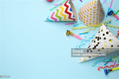 밝은 파란색 배경에 파티 모자 및 기타 축제 품목이있는 평평한 누워 구성 텍스트를 위한 공간 0명에 대한 스톡 사진 및 기타 이미지 Istock