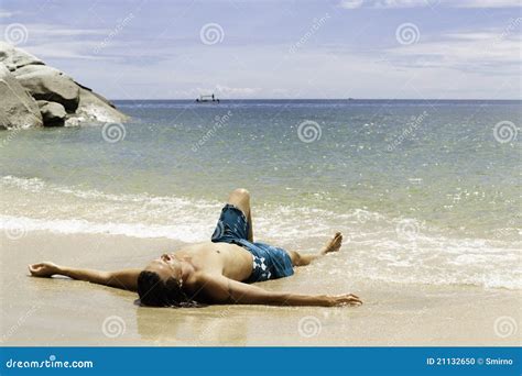 Uomo Che Prende Il Sole Sulla Spiaggia Fotografia Stock Immagine Di