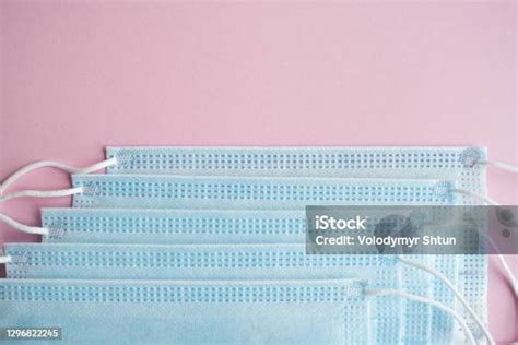 분홍색 배경에 의료 보호 마스크 코로나바이러스를 방지하기 위해 입과 코를 덮는 일회용 3ply 의료 용 마스크 코로나바이러스