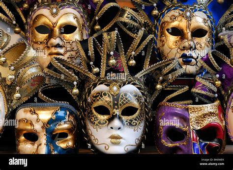 Masken Auf Einen Stall Karneval In Venedig Veneto Italien Europa Stockfotografie Alamy