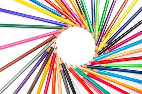 컬러 연필 흰색 배경에 그리기위한 컬러 연필 세트입니다 드로잉의 예술적 창의성 교육에 대한 스톡 사진 및 기타 이미지 교육 그리기 날카로운 Istock