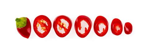 흰색 배경에 고립 된 행에 빨간 뜨거운 칠리 페퍼 슬라이스 다진 미니 포드 의 고추 장식 후추 고품질 매크로 고기 생선 야채를 위한 생 매운 조미료 슬라이스에 대한 스톡