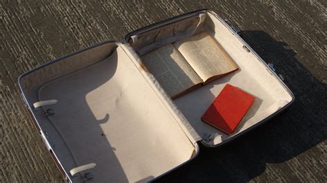 가죽 간 경험 골동품 관광 그늘 그림자 덮개 도시의 독서하는 레트로 모험 문학 문화 방랑벽 빈티지 빈티지 가방 상상력 상징적 인 서적