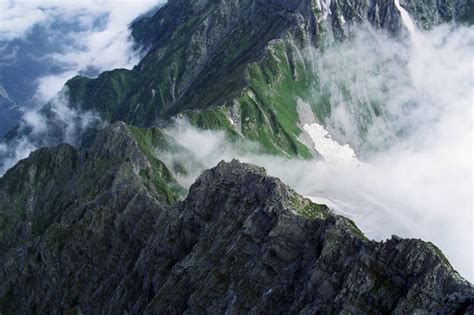 无人横图俯视航拍室外白天旅游度假草地草坪美景山山脉植物日本亚洲阴影光线影子景观山峰云海山峦云层