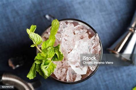 민트 줄렙 칵테일 술 버번 위스키 민트 잎 설탕 시럽 및 아로마 비터 0명에 대한 스톡 사진 및 기타 이미지 0명 감초 사탕 고명 Istock