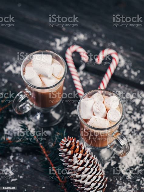 가정적인 크리스마스 분위기 나무 테이블에 마시멜로가 있는 뜨거운 커피 두 잔 사탕 지팡이 콘 및 가짜 눈 눈 냉동상태의 물에 대한 스톡 사진 및 기타 이미지 Istock