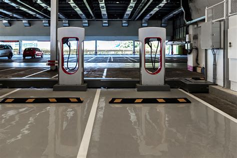 전기 자동차 충전 소 주차장의 하이브리드 자동차 전기 충전기 스테이션 주차 및 충전소에서 전기 자동차 충전 전기 소켓 교통 Ev 0명에 대한 스톡 사진 및 기타 이미지