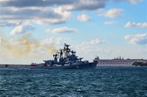 Blackseanews В Севастополь непонятно откуда вернулся последний поющий фрегат ВМФ РФ 44