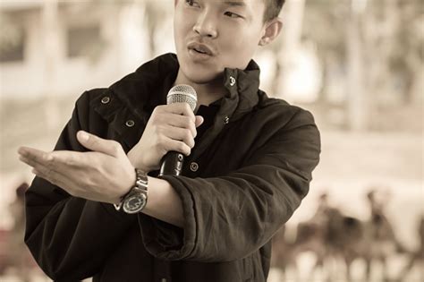 세미나 회의 개념 스마트 사업가 연설 및 세미나 실에 마이크와 말하기 또는 회의장 마이크와 함께 빛을 얘기 이벤트 라이트 컨벤션 홀 배경 Congress에 대한 스톡 사진