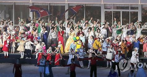 김정은 딸 주애와 신년경축공연 관람