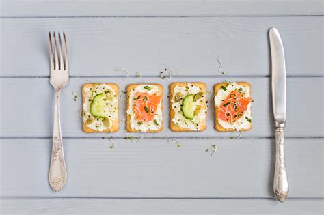 포크와 나이프 회색 테이블에 크림 치즈 연어 오이 맛 있는 크래커 건강 한 간식입니다 평면도 평면 위치 가정의 방에 대한 스톡 사진 및 기타 이미지 Istock