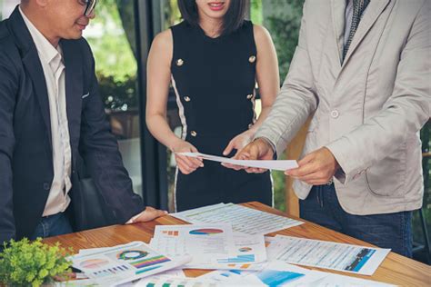 비즈니스 전략 팀 보고서 차트 그래프 인포그래픽 데이터는 재무 보고서 계획을 분석합니다 핸즈 팀 파트너 기획 마케팅 금융 통계 판매 보고서 와 엑셀 스프레드 시트 계정 25