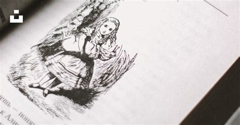 남자와 여자 인쇄가 있는 흰색 책 페이지 사진 Unsplash의 무료 책 이미지