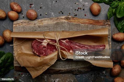 향신료와 감자 나무 보드에 베이킹 종이에 싸서 원시 립아이 스테이크 건강한 식생활에 대한 스톡 사진 및 기타 이미지 건강한 식생활 꽃등심 스테이크 날것 Istock