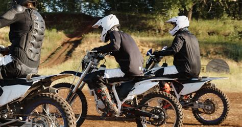 헬멧을 쓴 스포티한 남자들이 숲의 오프로드 트랙에서 오토바이 경주를 즐기고 있다 사진 Unsplash의 자전거 이미지