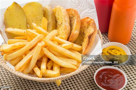 번자체 프렌치 프라이 머스터드와 케첩 식빵 2015년에 대한 스톡 사진 및 기타 이미지 2015년 감자 요리 건강에 좋지 않은 음식 Istock
