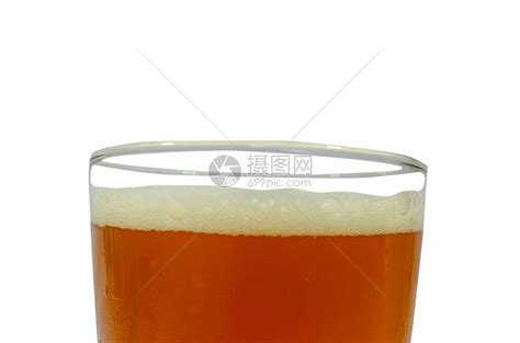 白色背景上的玻璃杯中的啤酒高清图片下载 正版图片504537684 摄图网