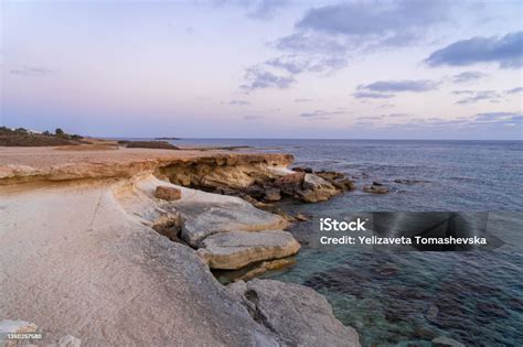 여름철에 파포스 시 근처 키프로스 연안의 로키 해안과 지중해의 파도 지중해 근처의 젖은 돌 바위 바다 해안놀라운 자연 바다 풍경 0명에 대한 스톡 사진 및 기타 이미지