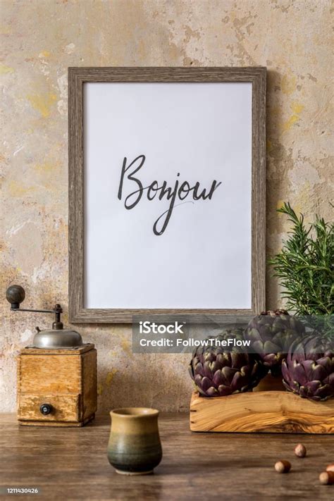 나무 테이블 갈색 모형 사진 프레임 커피 한 잔 야채 및 주방 액세서리가있는 주방 공간의 세련된 인테리어 가정 장식의 와비 사비 개념 인테리어 디자인 템플릿 0명에 대한