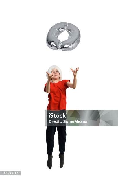 산타 모자를 쓴 소년은 은색 풍선 0을 던지다 흰색 배경입니다 새해 컨셉 0에 대한 스톡 사진 및 기타 이미지 0 공기 주입 공휴일 Istock