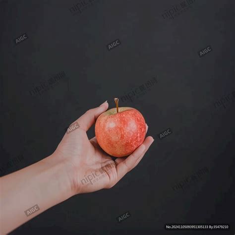 Ai创作图红啤梨棚拍 手拿一个梨子 鸡心小苹果 黑背景棚拍苹果 手托苹果 沙果棚拍 红啤梨背景棚拍 双手捧红苹果 糖心苹果黑底图 手拿水蜜桃 手掌里的大桃子 手掌里的柿子 手拿着切开的苹果