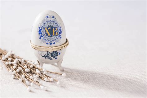 비문 Xb가있는 큰 달걀 상자와 테이블 위의 린넨 식탁보에 버드 나무 밝은 부활절과 종려 주일 휴일의 개념 부활절 달걀에 대한 스톡 사진 및 기타 이미지 Istock