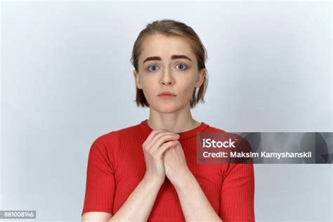 흰색 배경 스튜디오 초상화 손을 그녀의 턱 아래 서로 연결에 고립 된 젊은 매력적인 여자의 슬픈 들먹 모습 걱정하는에 대한 스톡 사진 및 기타 이미지 Istock