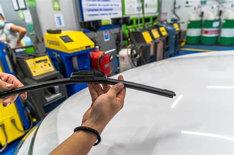 정비 차량 서비스 클로즈업 뷰 자동 오일 교환 모터 점검 브레이크 청소 타이어 점검 엔진 점검 모터 오일 브레이크 점검 가솔린에 대한 스톡 사진 및 기타 이미지 Istock