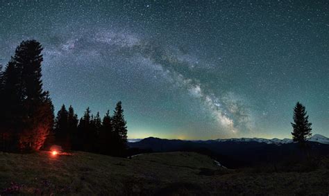 은하수와 별이 빛나는 하늘 아래 멀리 눈 덮인 봉우리와 산 언덕 별에 대한 스톡 사진 및 기타 이미지 별 캠프 파이어 0명 Istock