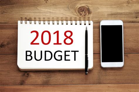 스마트 폰 및 나무 배경 금융 비즈니스 및 기술 개념에 참고도 서 종이에 2018 예산 0명에 대한 스톡 사진 및 기타 이미지 0명 2018년 개념 Istock