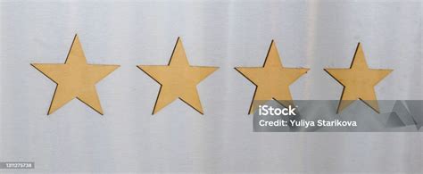 골든 4 별 기호 만족도에 가장 우수한 서비스 등급 고객 경험 피드백 개념 닫고 공간을 복사합니다 벽에 별 간판 보드 4 개 성공에 대한 스톡 사진 및 기타 이미지 Istock
