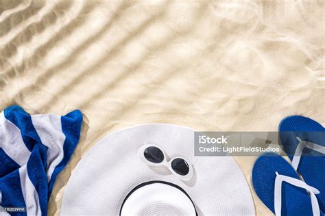 줄무늬 타월 레트로 선글라스 플로피 햇 및 파란색 플립 플롭과 함께 모래 위에 그림자와 복사 공간을 선사 하는 탑 뷰 0명에 대한 스톡 사진 및 기타 이미지 Istock