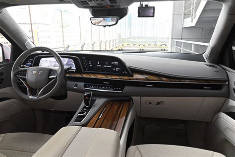 [시승기] 육중한 스케일 그리고 독보적인 매력의 주행 경험 캐딜락 에스컬레이드 서울경제