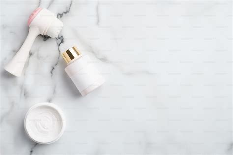 대리석 책상에 얼굴 스킨 케어 화장품 플랫 레이 탑 뷰 로션 병 모이스처 라이저 크림 마사지 브러시 스파 욕실 미용 제품 세트 노화 방지 리프팅 페이셜