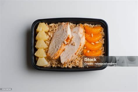 테이크아웃 또는 이동 식 음식은 이동 상자에 담겨 제공됩니다 유기농 건강 식품 스테이크 닭고기 파스타 감자 신선한 과일 및 찐 야채 클래식 아메리카 점심 또는 저녁 테이크