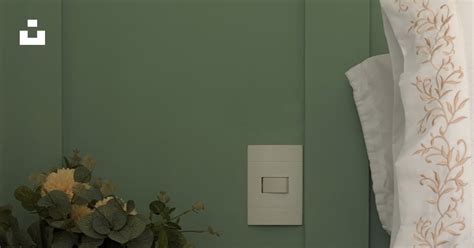 흰색 이불과 베개가 있는 침대 사진 Unsplash의 무료 가정 장식 이미지