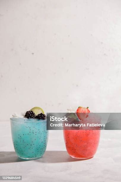 흰색 배경에 빨간색과 파란색 칵테일 공간을 복사합니다 0명에 대한 스톡 사진 및 기타 이미지 0명 고명 과일 Istock