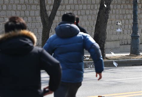 청와대 앞 박근혜 전단 향해 달려가는 경찰들 포토 민중의소리